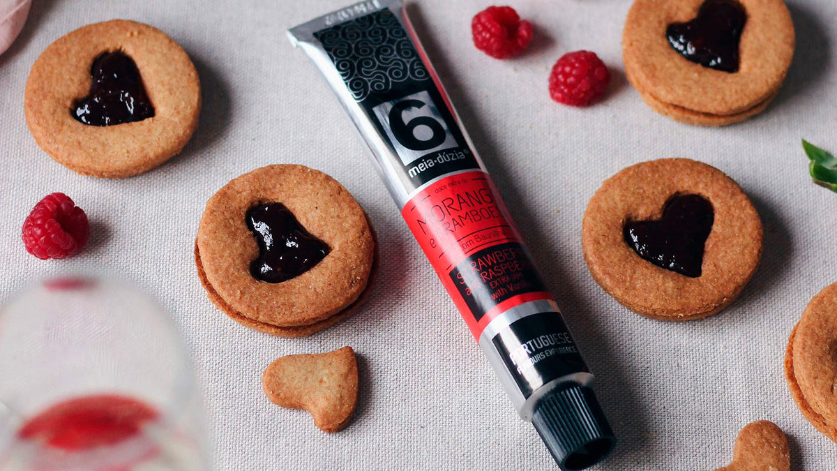 Tahini cookies stuffed with Strawberry and Raspberry Jam – meia.dúzia®